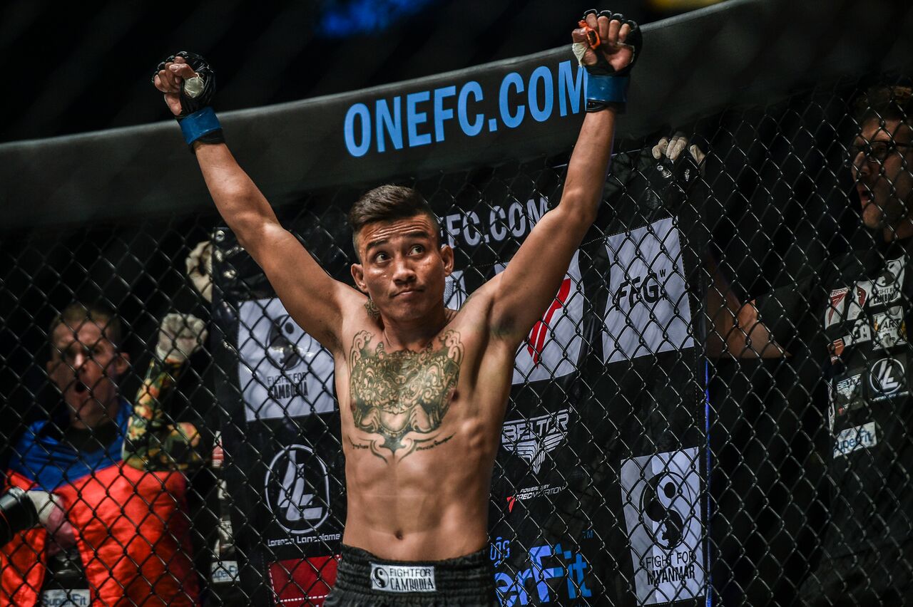 [PHOTOS] Indonesia vs Cambodia: Abro Fernandes, Chan Rothana fight at ...