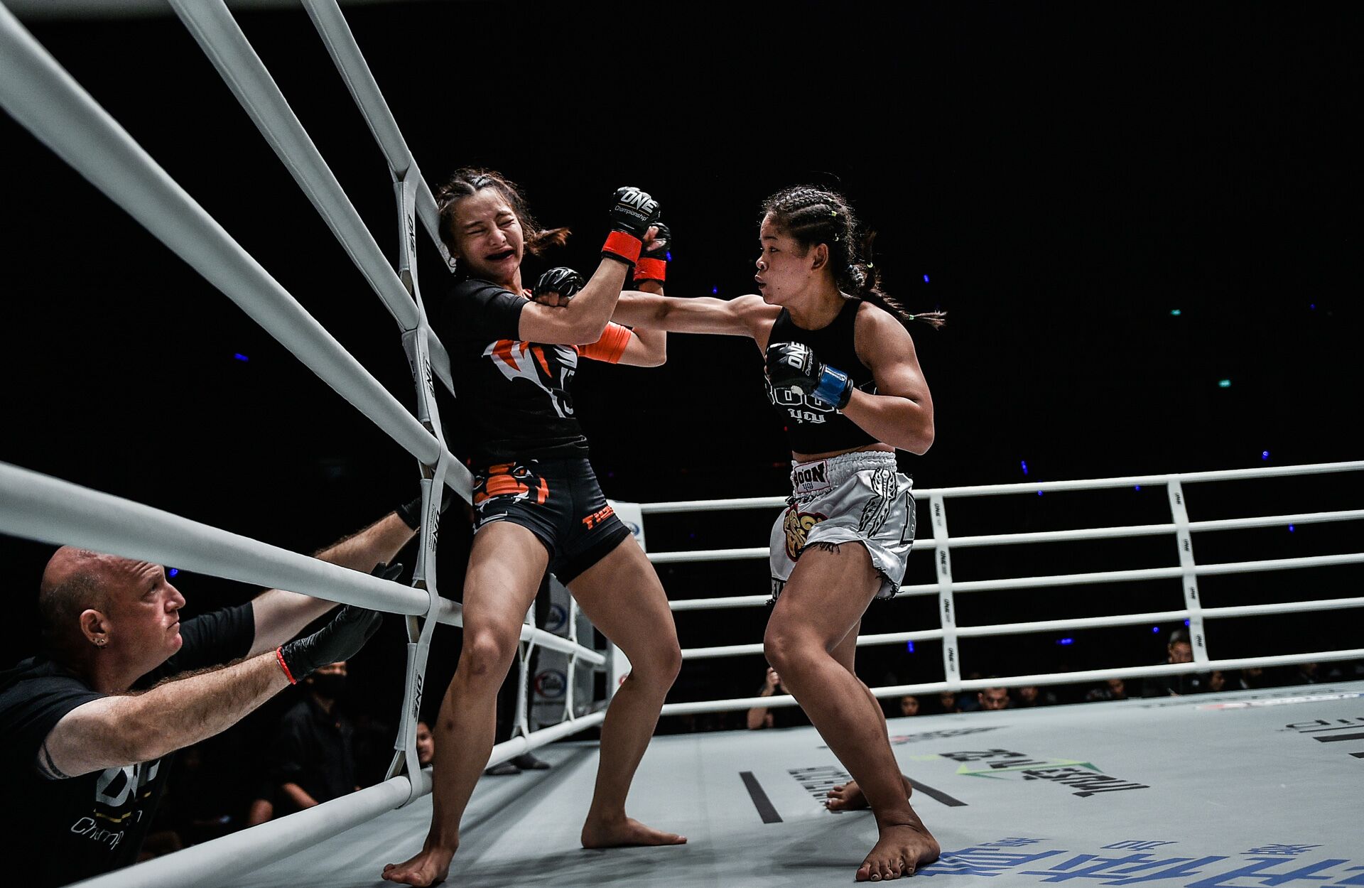 [PHOTOS] Thailand vs Cambodia: Rika Ishige, Nou Srey Pov fight at ‘ONE: Clash of Legends’ in ...