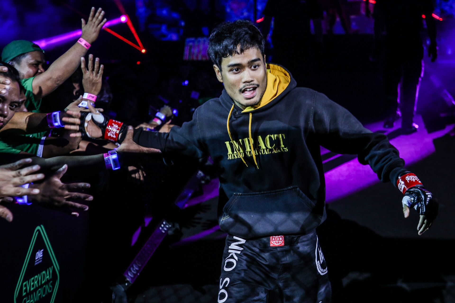 [PHOTOS] Singapore vs Indonesia: Niko Soe, Eko Roni Saputra fight at ...