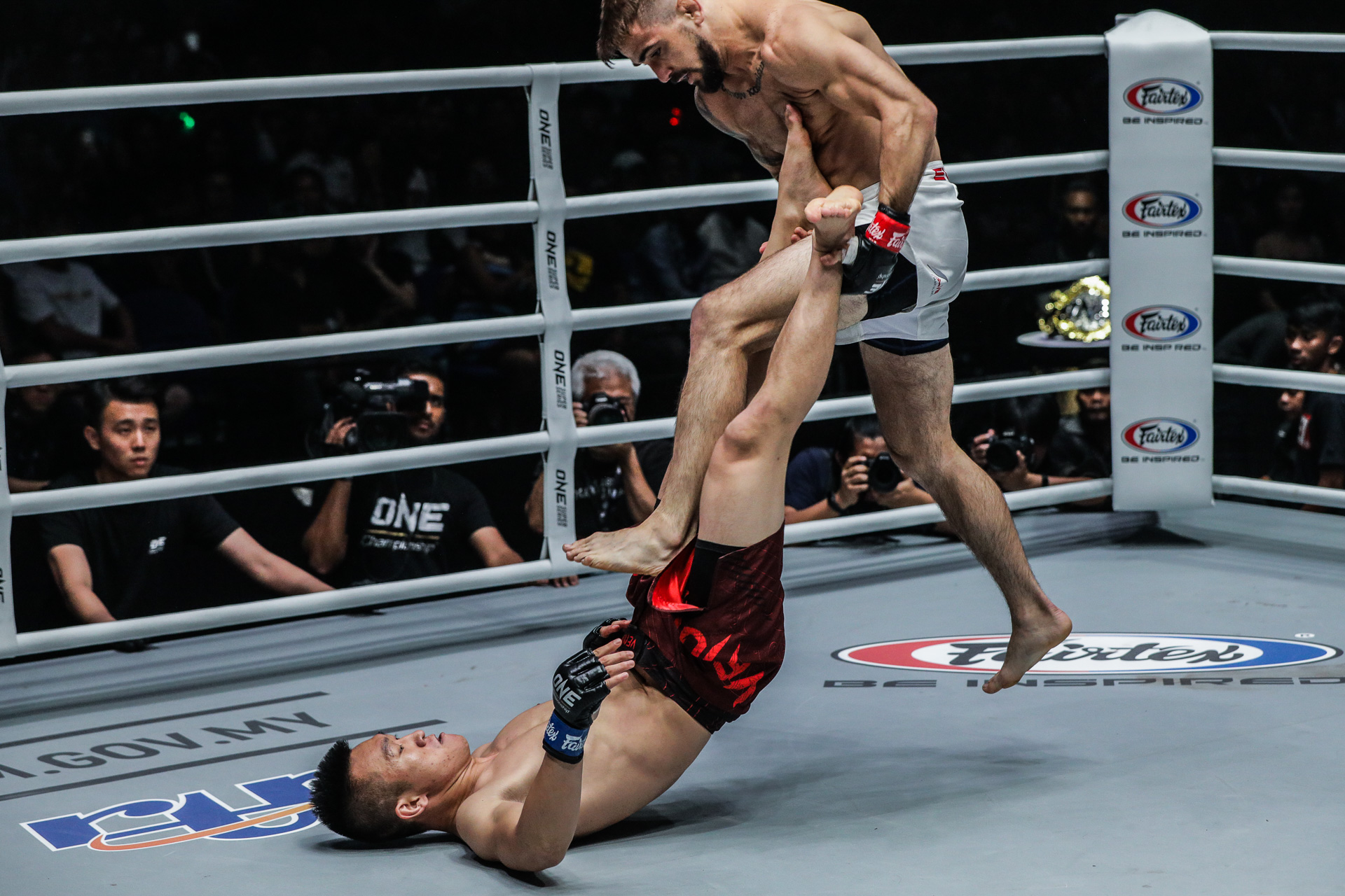 [PHOTOS] USA vs China: Troy Worthen, Chen Rui fight at ‘ONE: Masters of ...