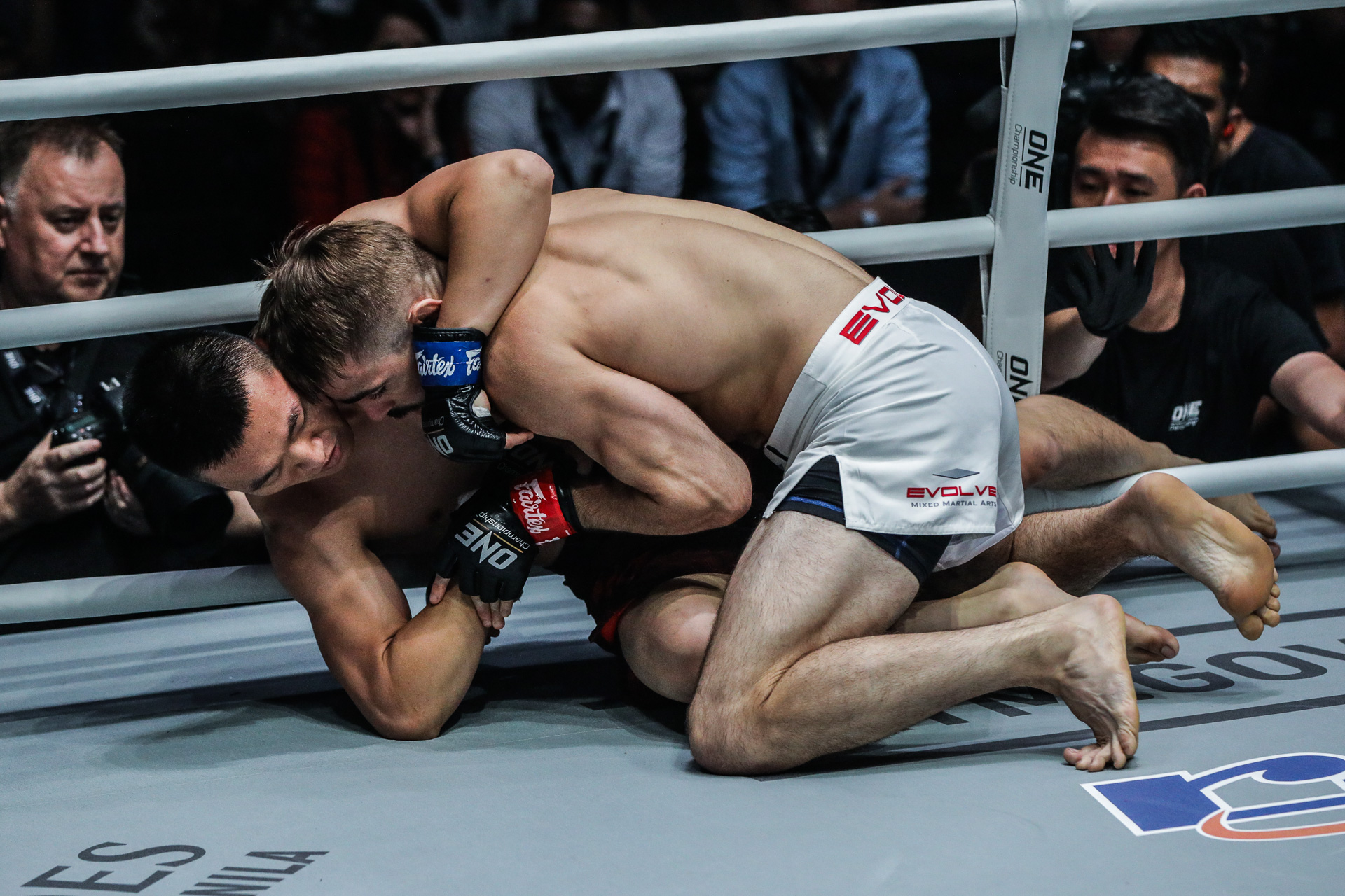 [PHOTOS] USA vs China: Troy Worthen, Chen Rui fight at ‘ONE: Masters of ...