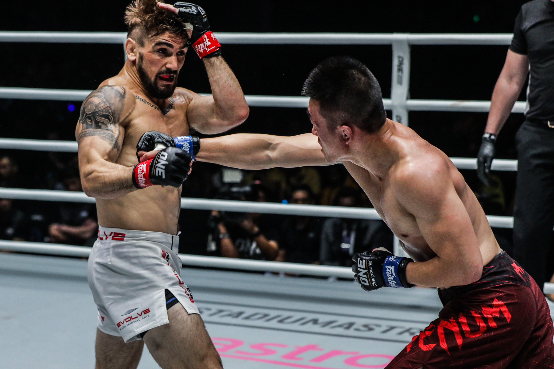 [PHOTOS] USA vs China: Troy Worthen, Chen Rui fight at ‘ONE: Masters of ...