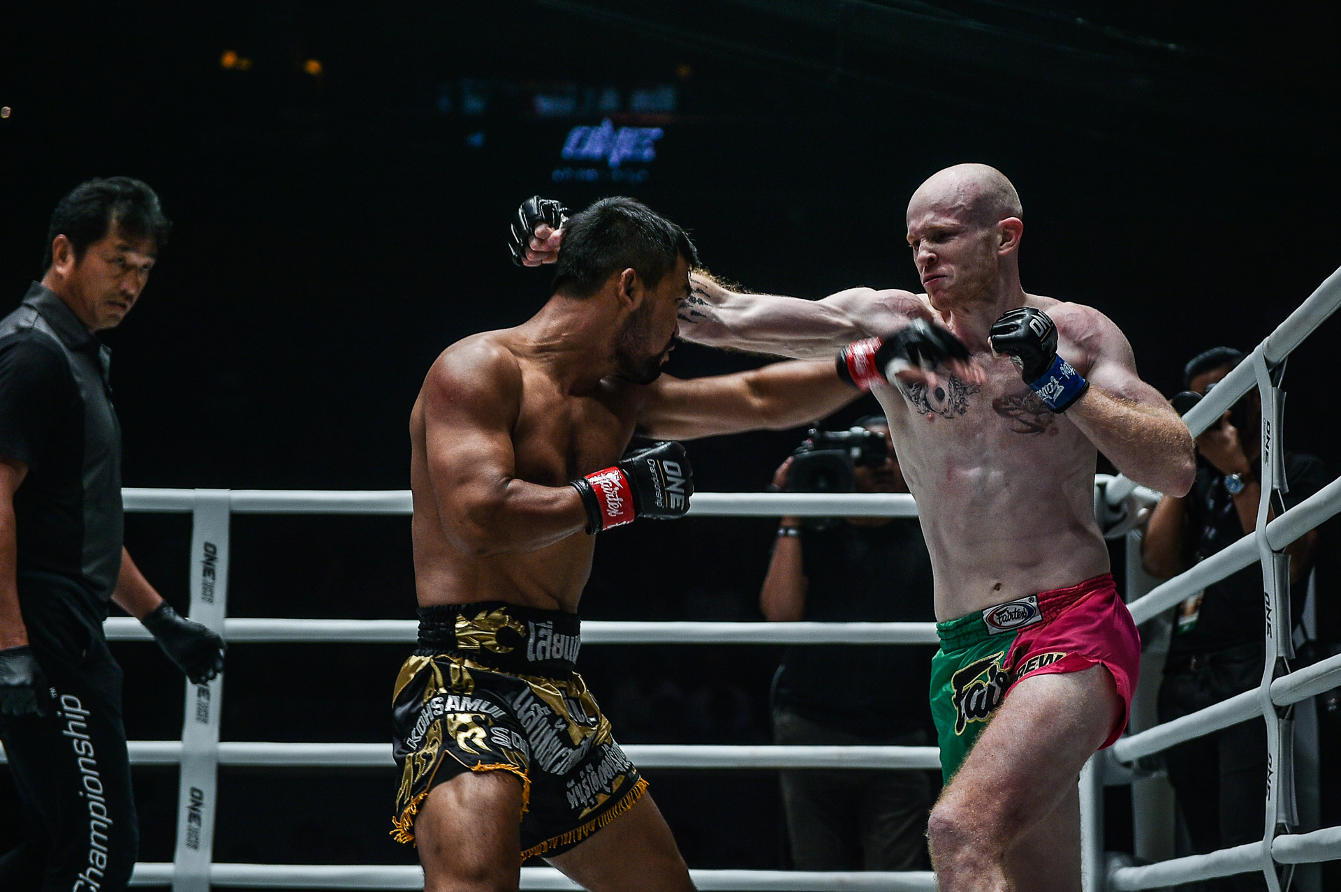 [PHOTOS] Thailand vs UK: Rodlek PK.Saenchaimuaythaigym, Andrew Miller ...