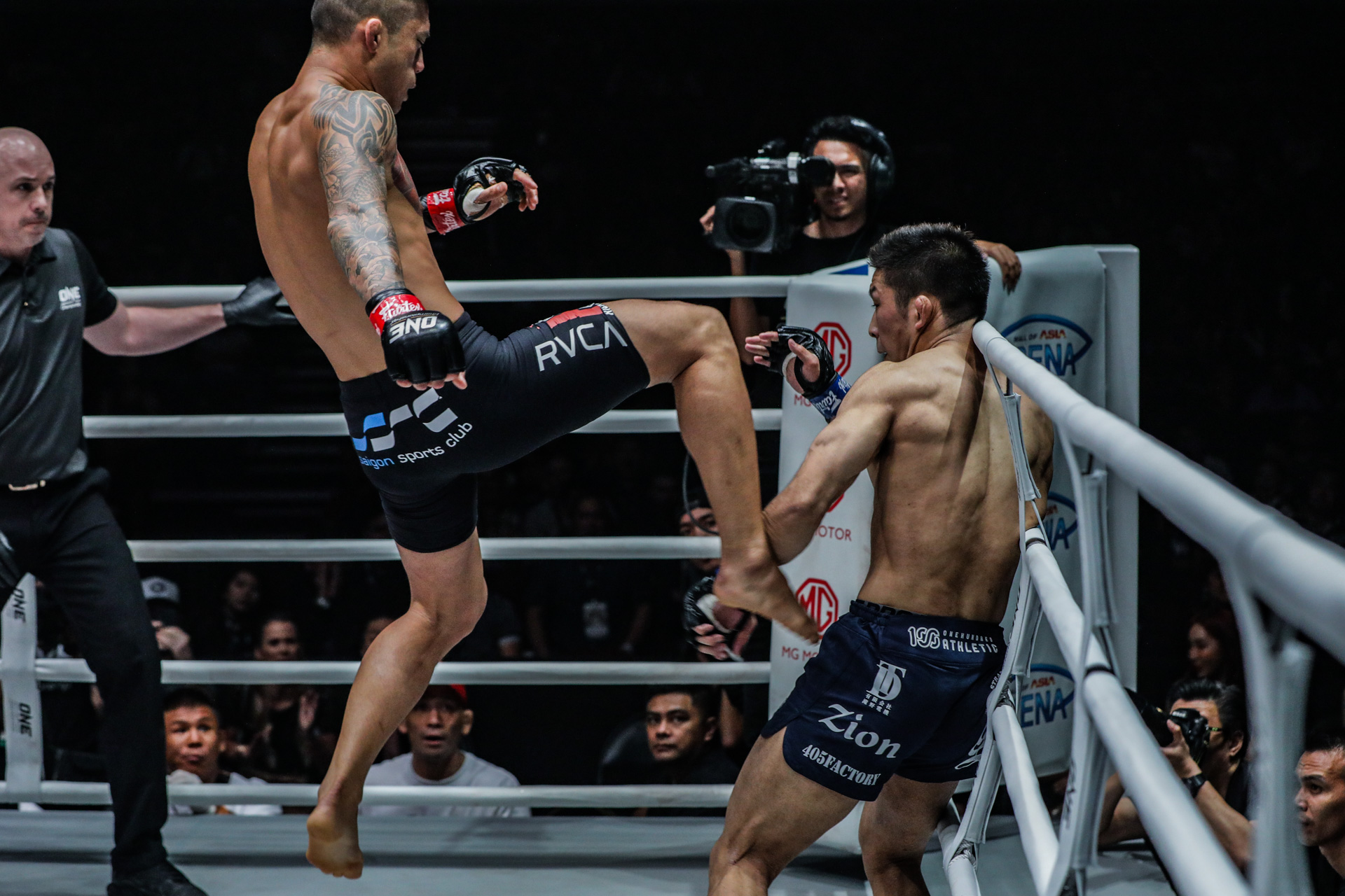 [PHOTOS] Vietnam vs Japan: Martin Nguyen, Koyomi Matsushima fight at ...