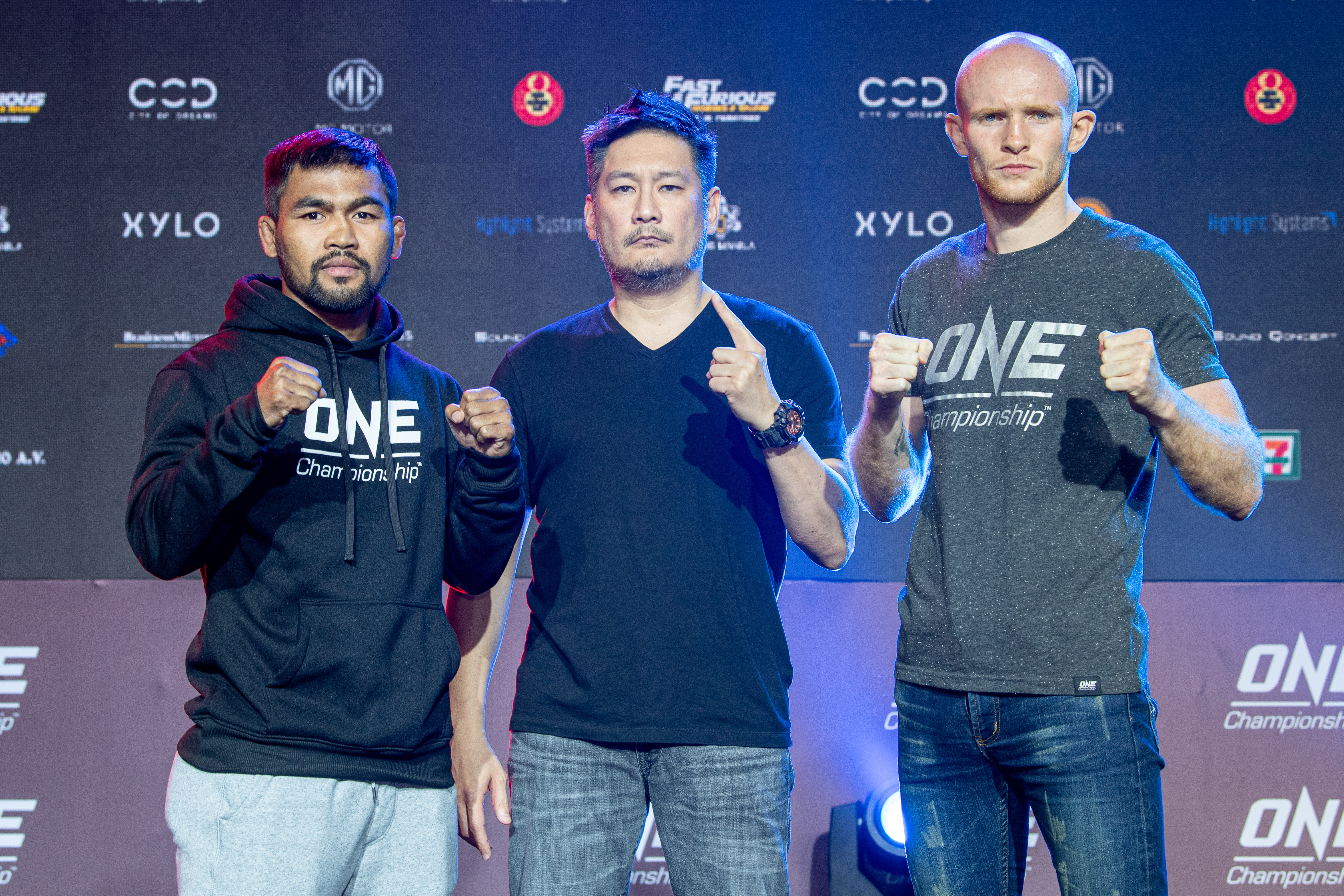 [PHOTOS] Thailand vs UK: Rodlek PK.Saenchaimuaythaigym, Andrew Miller ...